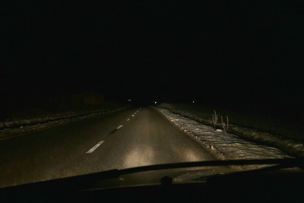 Low Beam vs High Beam: What’s The Difference And What’s Better? - LampHQ