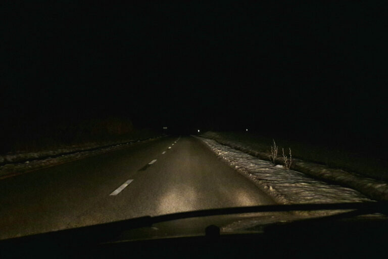 Low Beam vs High Beam: What’s The Difference And What’s Better? - LampHQ